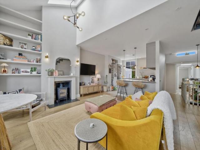 Burns Road, London NW10 2 bed flat to rent £2,600 pcm £600 pw
