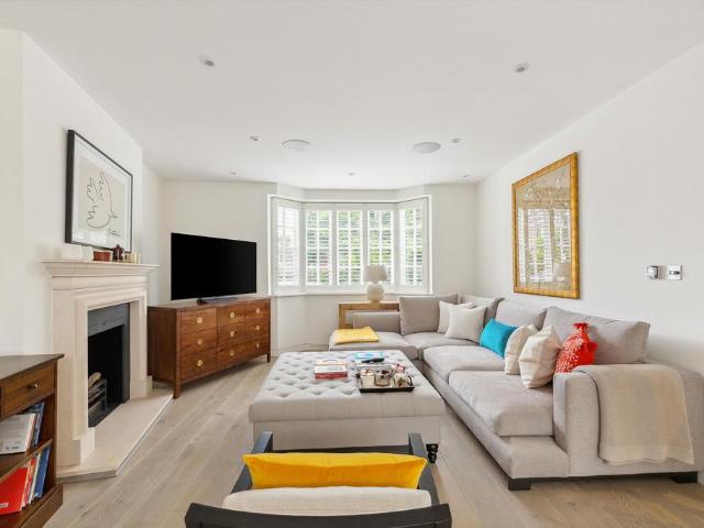Burnsall Street, London SW3 3 bed end of terrace house to rent £10,617 pcm £2,450 pw