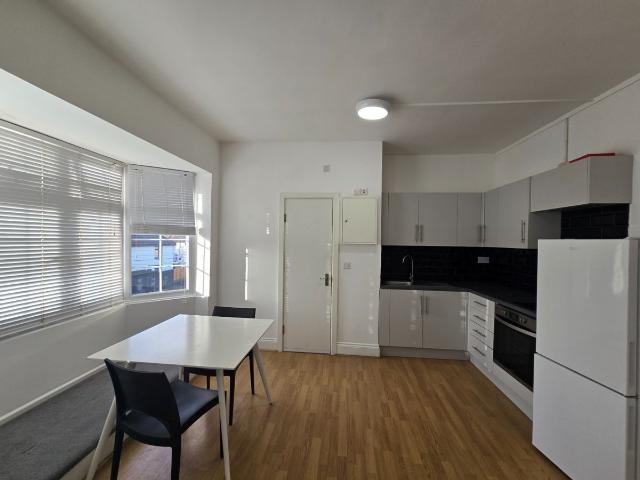Burnside Road, Dagenham Chadwell Heath RM8, 1 bed flat to rent, £1,380 pcm | PrimeLocation