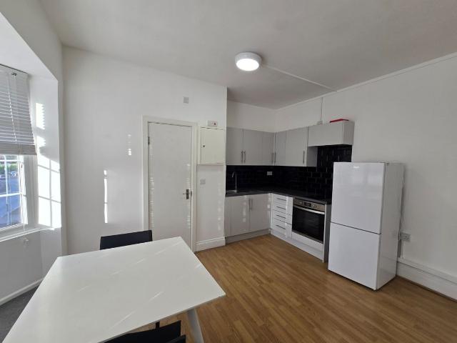 Burnside Road, Dagenham Chadwell Heath RM8, 1 bed flat to rent, £1,382 pcm | PrimeLocation