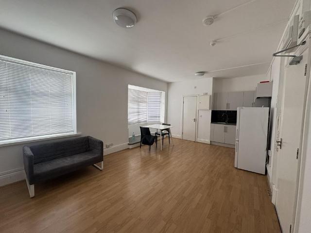 Burnside Road, Flat 2 Dagenham RM8 1XD 1 bed flat to rent £1,550 pcm £358 pw