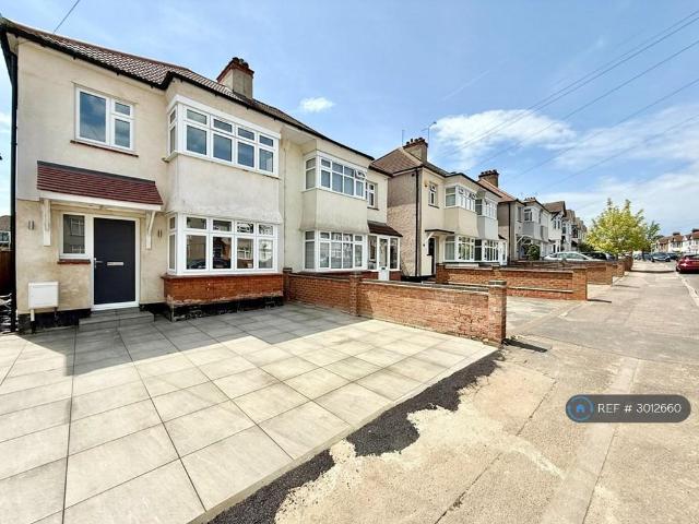 Burnway, Hornchurch, RM11 3 bed semi detached house to rent £2,400 pcm £554 pw