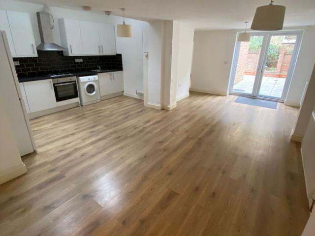 Burnt Ash Hill, London SE12, 1 bed flat to rent, £1,500 pcm | PrimeLocation