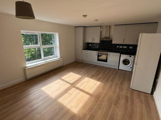 Burnt Ash Hill, London SE12, 2 bed flat to rent, £1,900 pcm | PrimeLocation