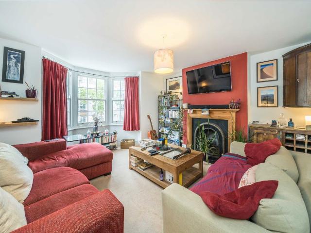 Burntwood Lane, Earlsfield SW17, 3 bed maisonette to rent, £4,000 pcm | PrimeLocation
