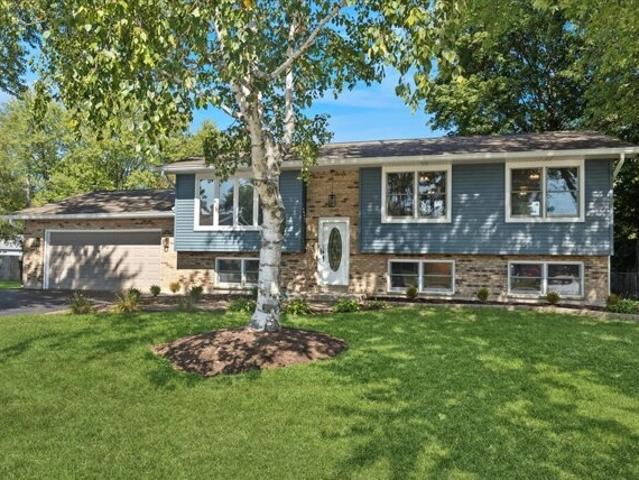 Burr Oak Ln, Lindenhurst, Home For Sale