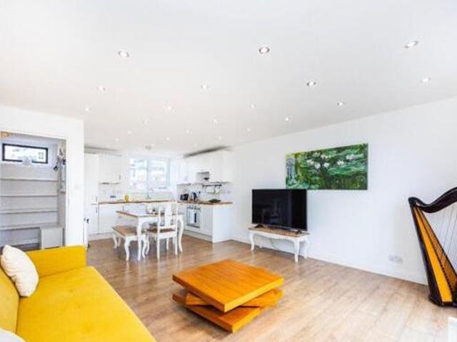 Burr Close, London, 2 Bedroom Flat