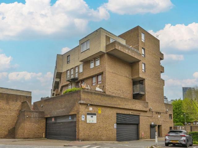 Burr Close, St Katharine Docks. 1 bed flat to rent £1,900 pcm £438 pw