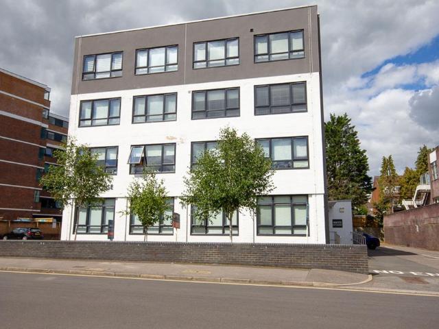Burrell Road, Haywards Heath, RH16 1 bed apartment to rent £1,225 pcm £283 pw
