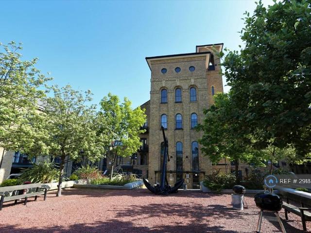 Burrells Wharf Square, London, E14 1 bed flat to rent £1,800 pcm £415 pw