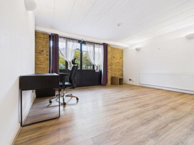 Burrells Wharf Square, London 2 bed apartment to rent £2,050 pcm £473 pw