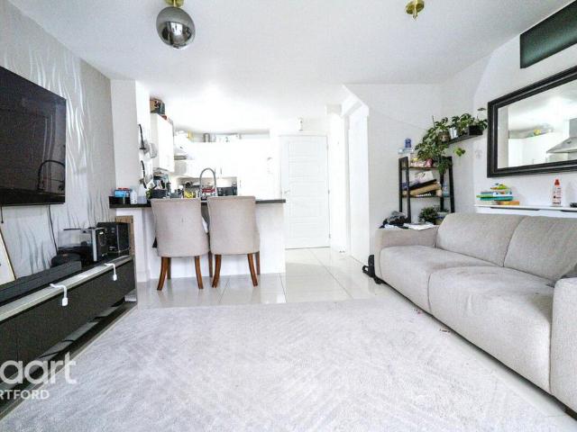 Burroughs Drive, DARTFORD 4 bed townhouse to rent £2,400 pcm £554 pw