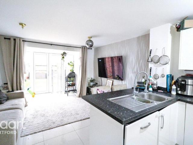 Burroughs Drive, DARTFORD 4 bed townhouse to rent £2,400 pcm £554 pw