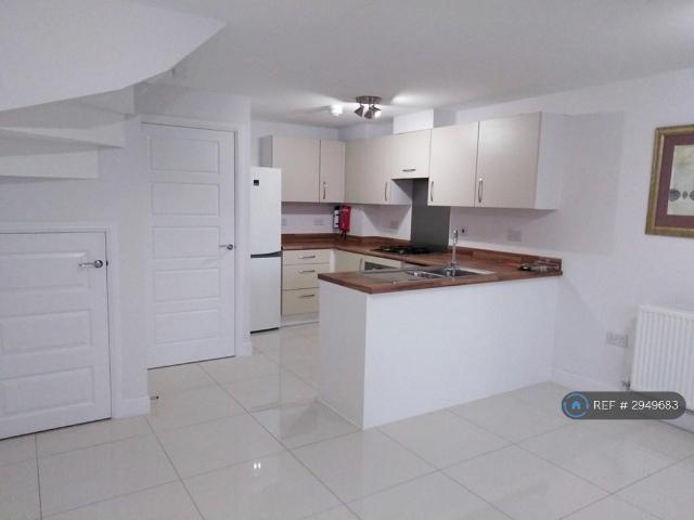 Burroughs Drive, Dartford, DA1 5 bed semi detached house to rent £2,250 pcm £519 pw