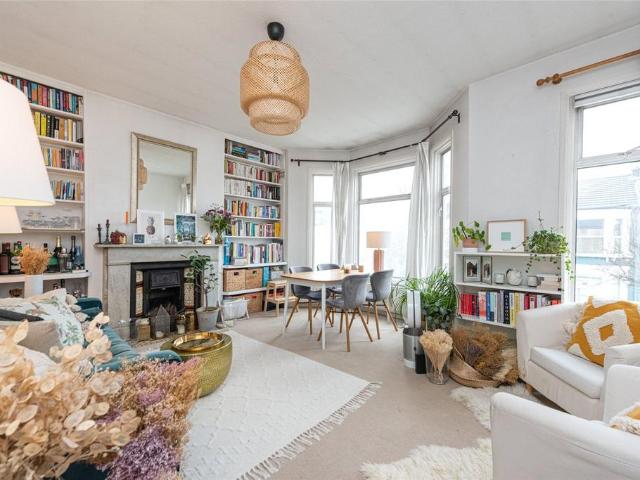 Burrows Road, Kensal Rise, NW10 2 bed apartment to rent £2,350 pcm £542 pw