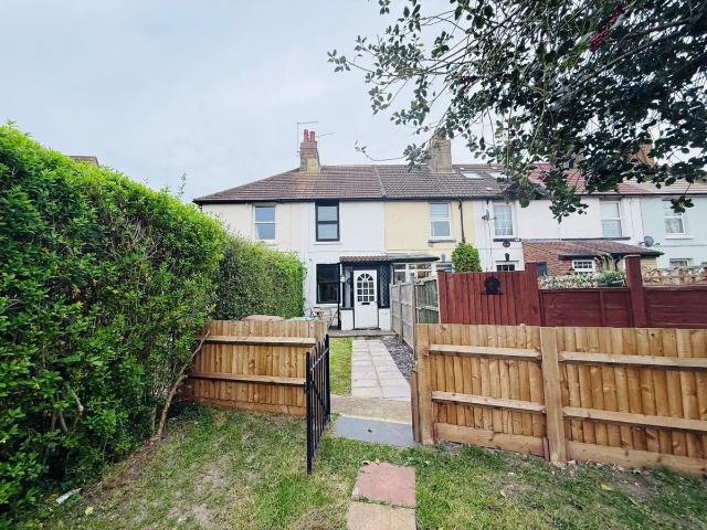 Bush Road, Cuxton ME2, 2 bed cottage to rent, £1,300 pcm | PrimeLocation