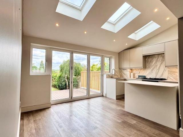Bush Road, Buckhurst Hill, IG9 4 bed house to rent £2,850 pcm £658 pw