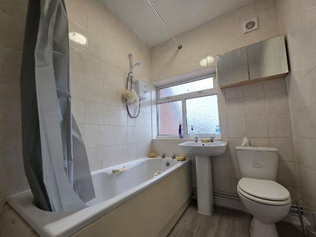 Bushbury Lane, Wolverhampton WV10, 2 bed flat to rent, £750 pcm | PrimeLocation