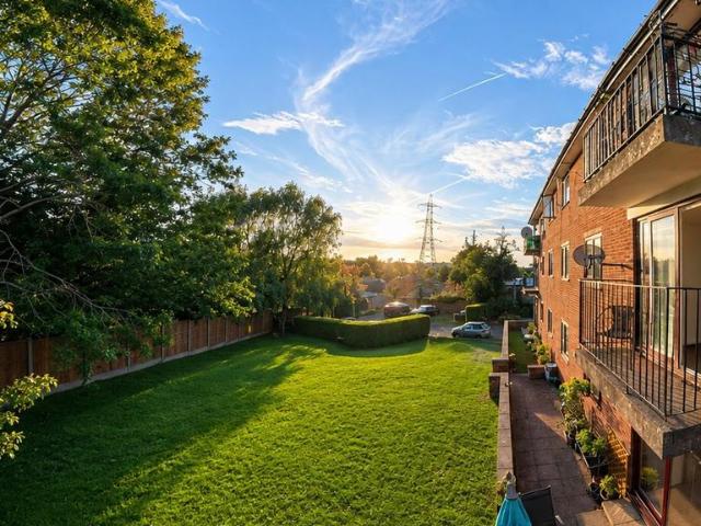 Bushey Grove Road, BUSHEY 2 bed apartment to rent £1,750 pcm £404 pw