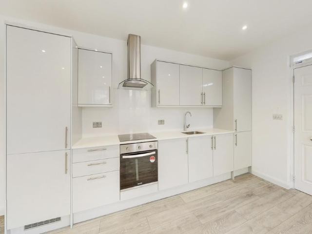 Bushey Grove Road, Bushey, WD23 1 bed flat to rent £1,551 pcm £358 pw