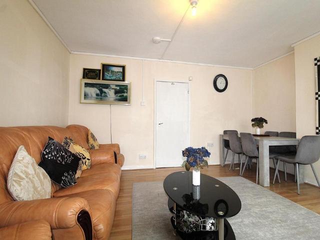 Bushfield Crescent, Edgware HA8 2 bed apartment to rent £2,000 pcm £462 pw
