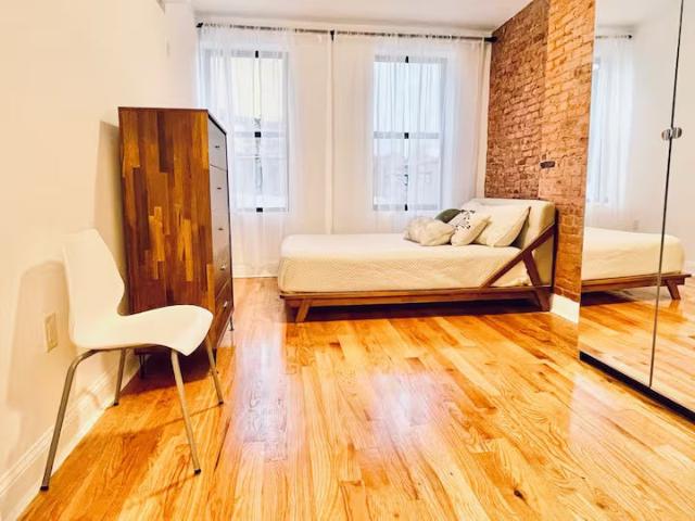 Bushwick Exposed Brick Room near Manhattan