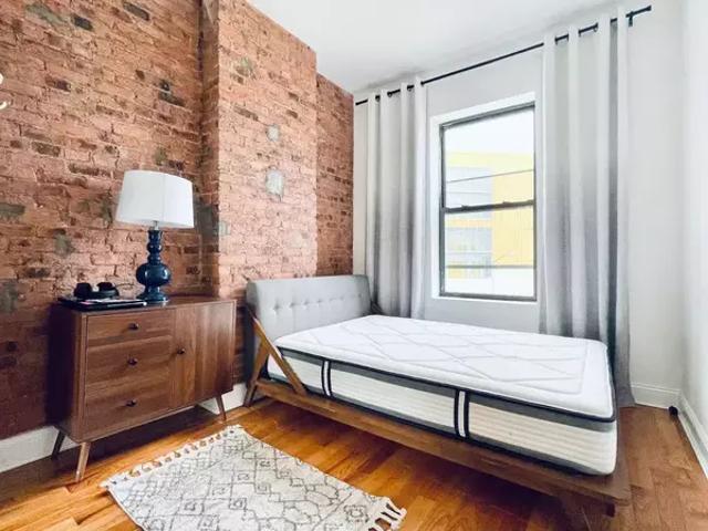 Bushwick Exposed brick, 23 mins to Manhattan #96