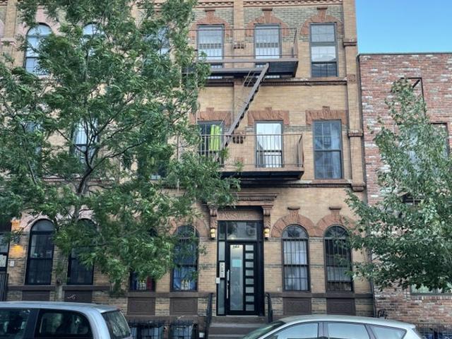 Bushwick Queen Room, top floor, 2 blocks from L/M