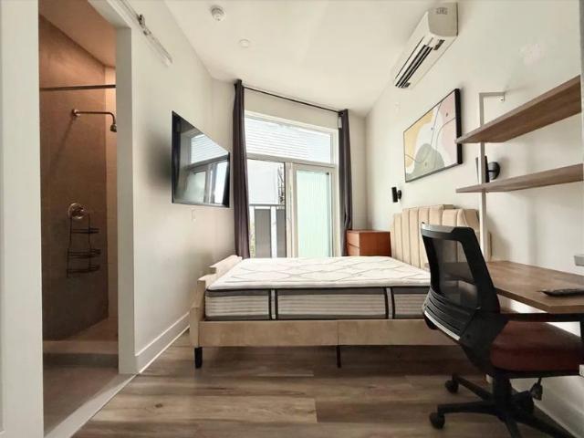 Bushwick Room with HDTV Near Manhattan