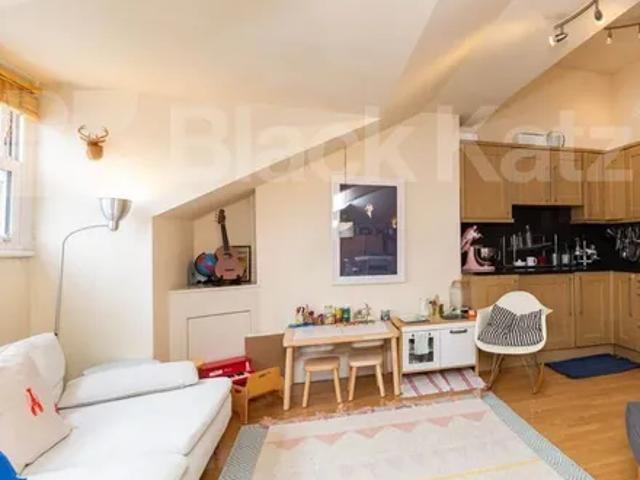 Butternut Bikes, 143 Crouch Hill, London, N8 9QH, United Kingdom | 2 bed apartment for rent #165439944 | Rentberry