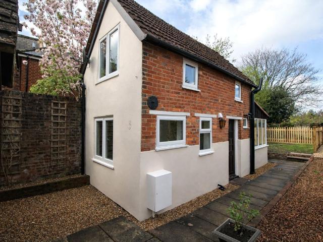 Butts Road, Alton, Hampshire GU34, 1 bed detached house to rent, £995 pcm | PrimeLocation