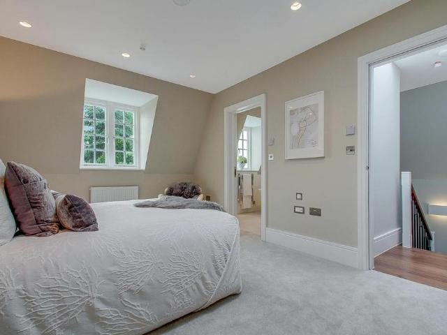 Bute Mews, NW11 3 bed mews to rent £4,200 pcm £969 pw