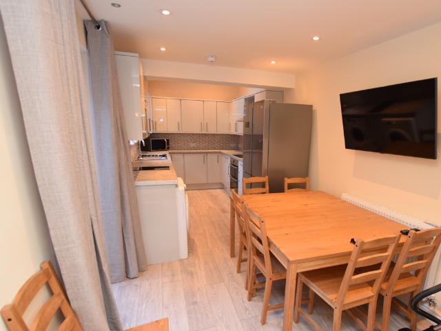 Bute Avenue Room 1