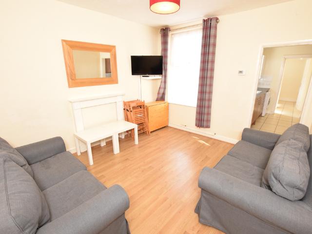 Bute Avenue Room 1