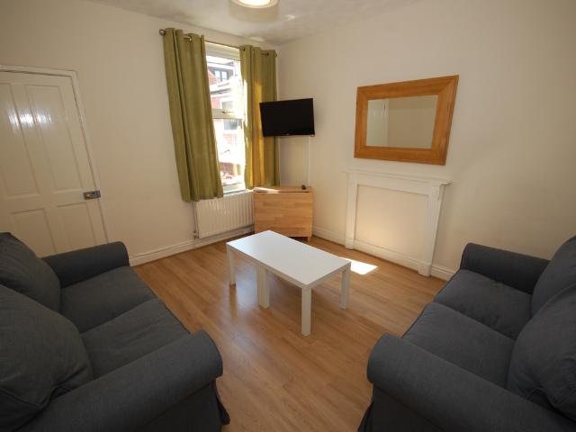Bute Avenue Room 1