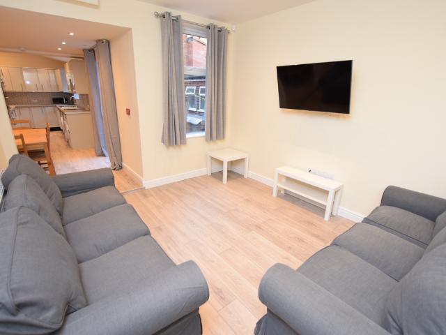 Bute Avenue Room 4