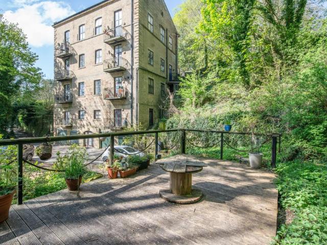 Butler Lane, Baildon, Shipley, West. 3 bed penthouse to rent £1,650 pcm £381 pw