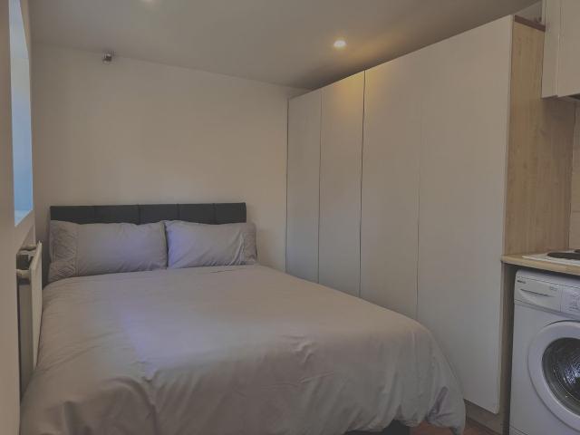Buxton Lane, Caterham CR3, Studio to rent, £1,190 pcm | PrimeLocation