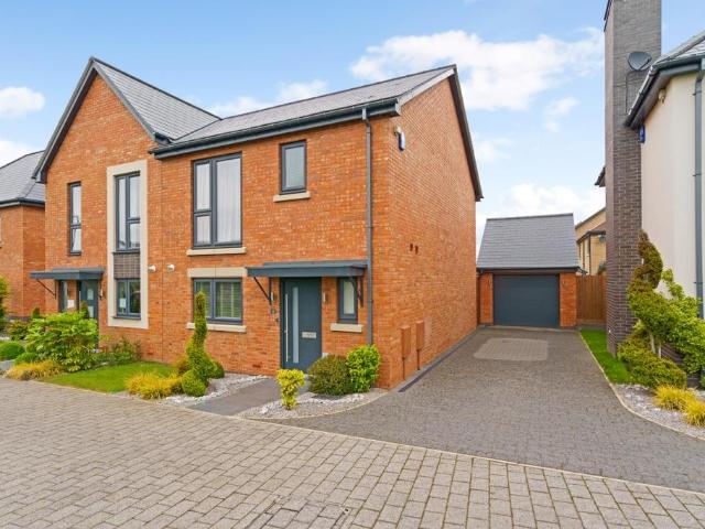 Buzzard Close Stratford upon Avon CV37 3 bed semi detached house to rent £2,250 pcm £519 pw