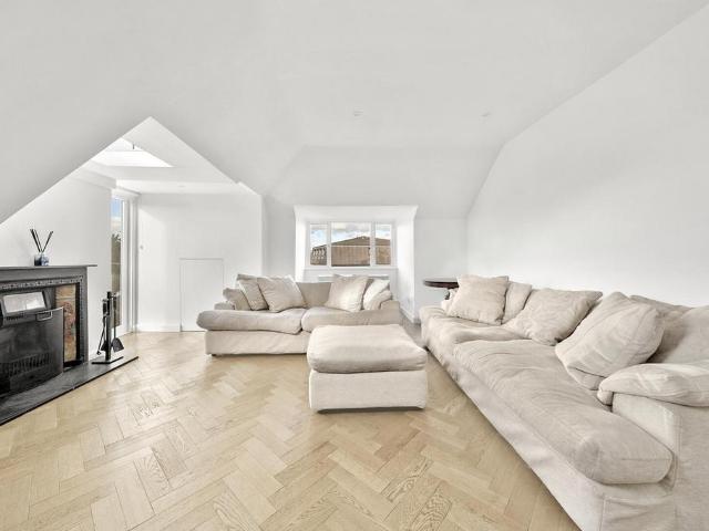 Bycullah Road, Enfield 3 bed flat to rent £3,800 pcm £877 pw
