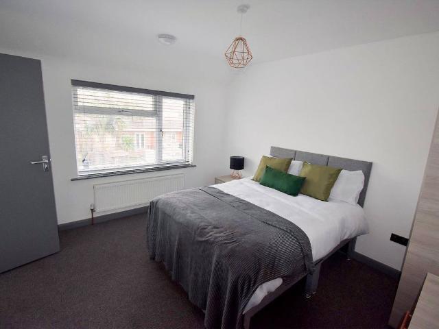 Byron Avenue, Cranford TW4, Room to rent, £800 pcm | PrimeLocation