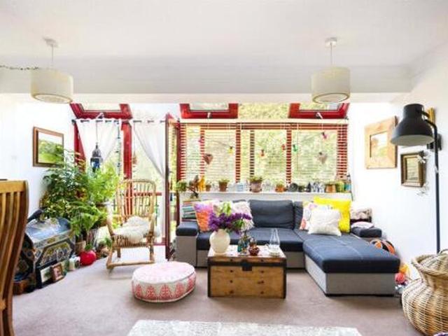 Bywater Place, London, 2 Bedroom Flat