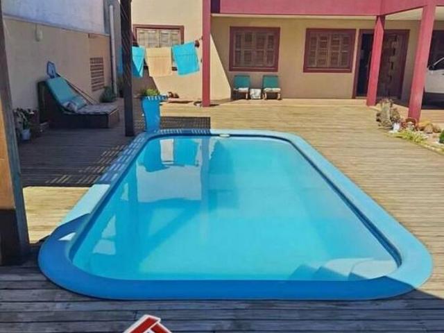 C1019 Linda residência com piscina localizada no Centro de Imbé