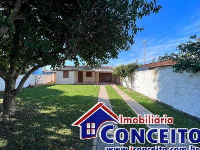 C173 Linda residência de madeira localizada no balneário Albatroz