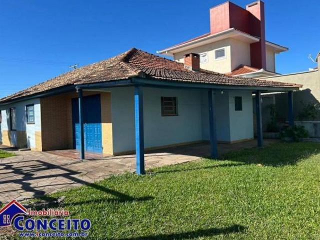 C210 Ótima residência de esquina com 04 dormitórios a apenas 200 m do mar