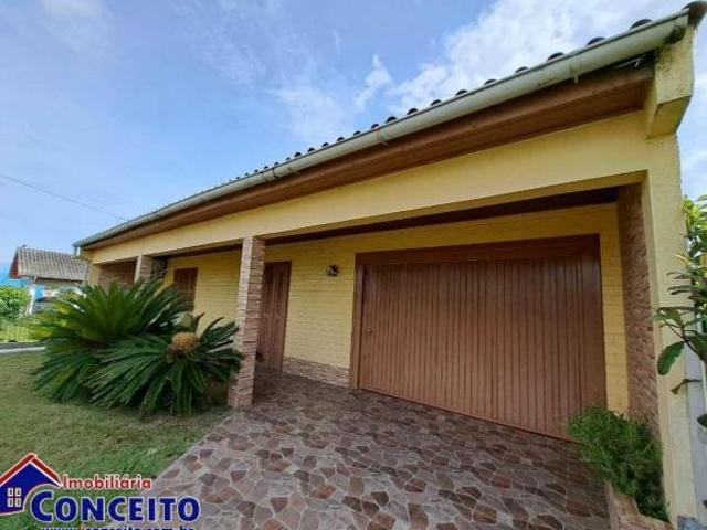 C243 Excelente residência com 03 dormitórios localizada em Mariluz