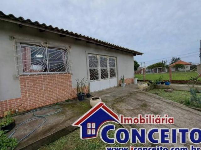 C302 Ótimo imóvel com anexo a 300 metro do mar em Mariluz