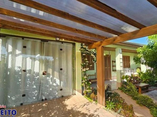 C351 Linda residência localizada no Balneário Albatroz