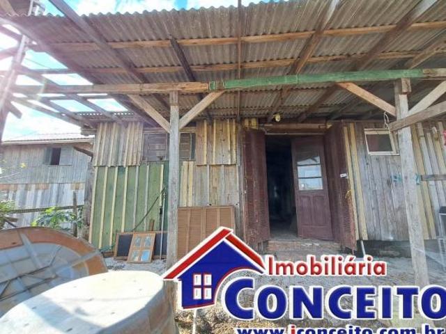 C401 Imóvel de madeira localizado em região de moradores