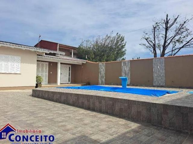 C449 Excelente residência localizada a apenas 30 metros do mar
